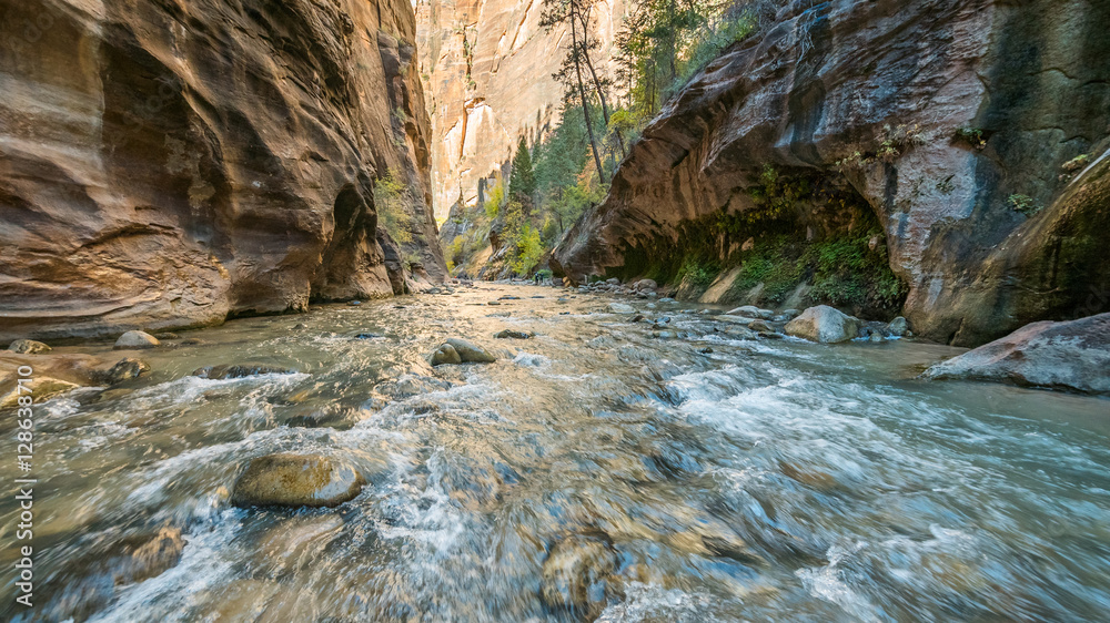 Foto de Tunnel is one of the most popular areas. The walls are vertical ...