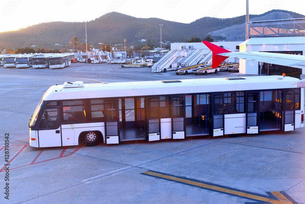 Foto de Airport shuttle bus on an airfield, airport travel scene. do ...