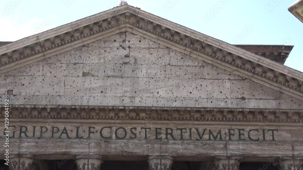 Vídeo do Stock: Tympanum of Pantheon in Rome. Tilting from above. The ...