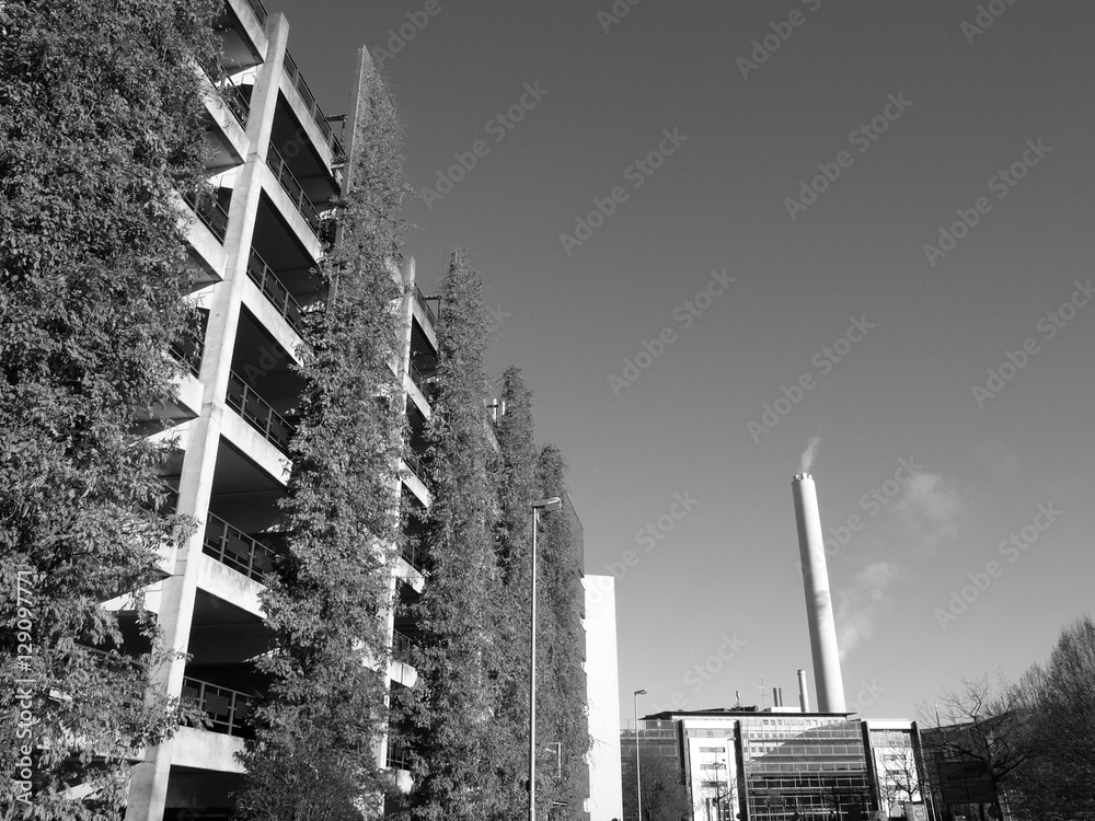 Modernes Parkhaus aus Beton mit Spalier und begrünter Fassade im ...