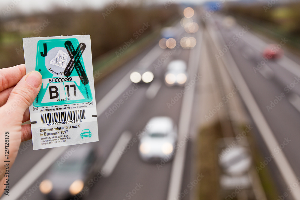 Autobahnvignette / Autobahn Maut Österreich: Jahres-Vignette 2017 Stock ...