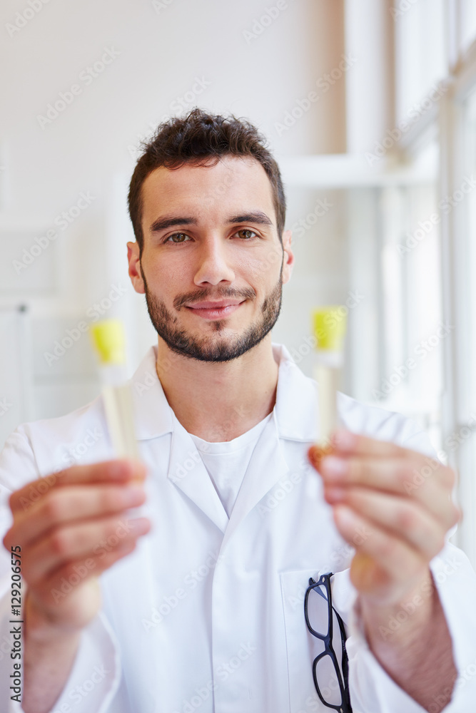 Junger Arzt analysiert Urinprobe Stock Photo | Adobe Stock