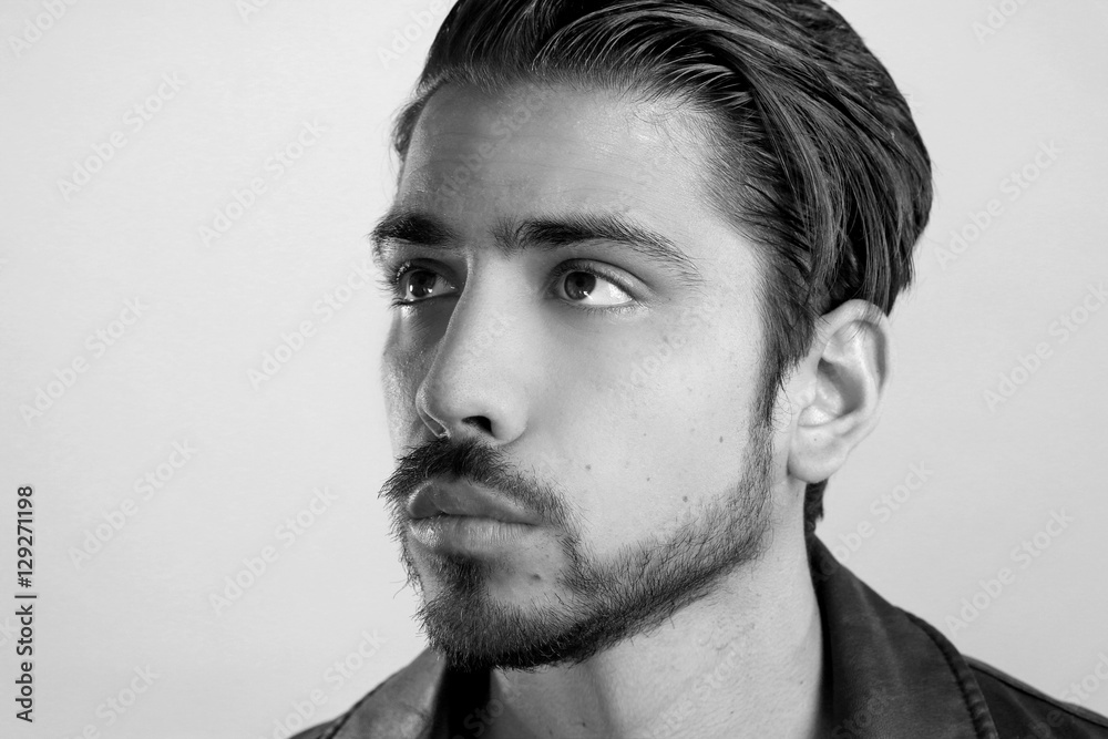 portrait en noir en blanc d' un jeune homme sérieux Stock Photo | Adobe ...
