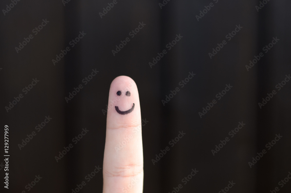 Happy smiling face hand drawn on a finger tip foto de Stock | Adobe Stock