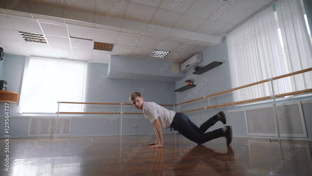 Break the dancer in the hall for rehearsals. A breakdance the ...