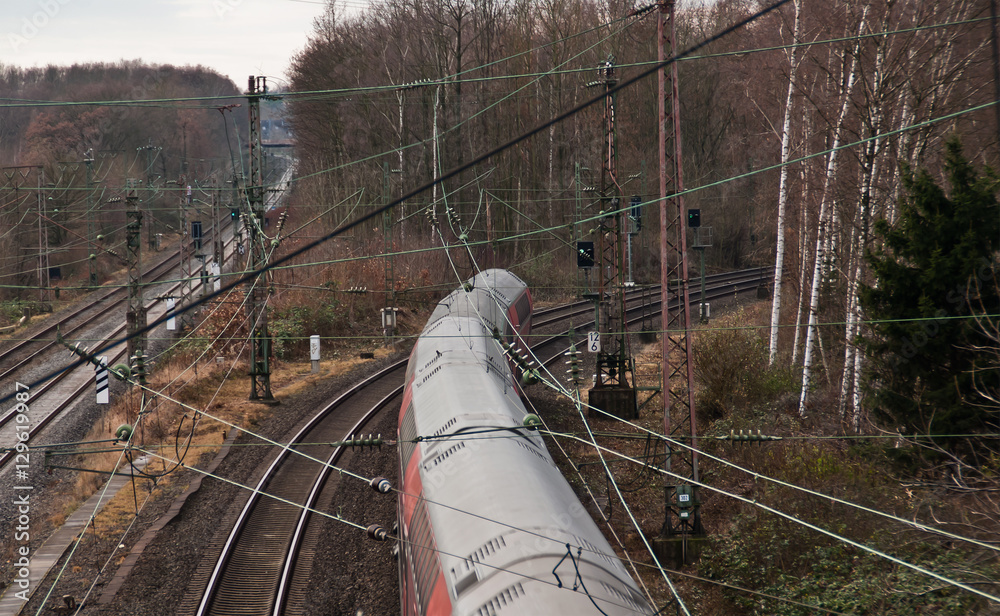 Fahrender Zug in einer Kurve Stock-Foto | Adobe Stock