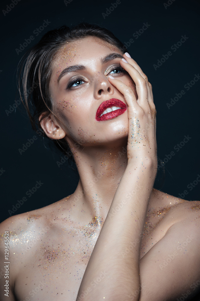 Beauty portrait of gorgeous young woman with shimmering makeup foto de ...