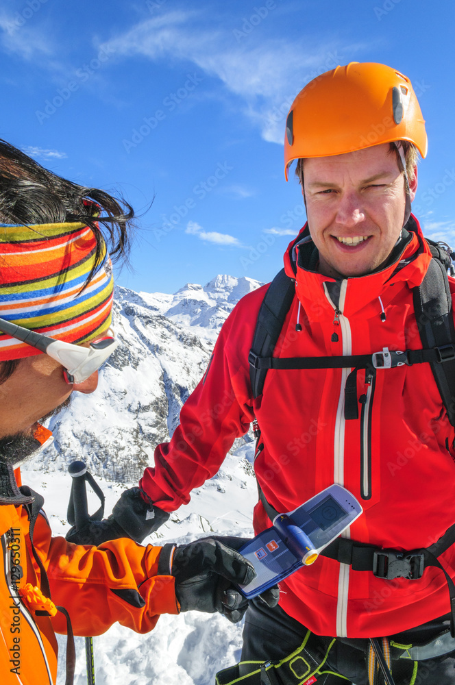 Bergführer checkt die Sicherheitsausrüstung bei einer Hochtour Stock ...