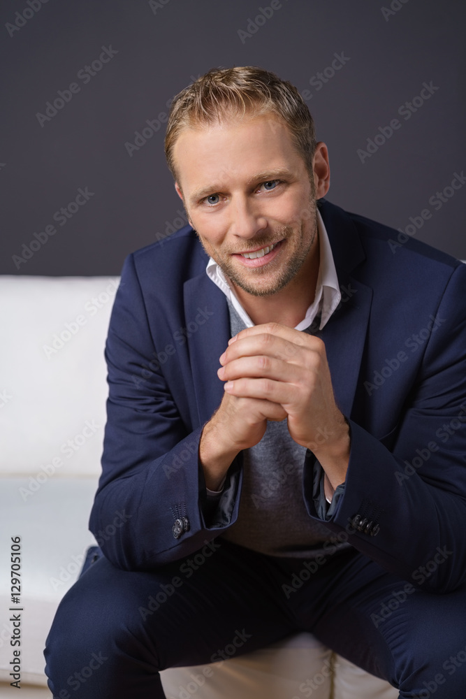 mann mit anzug Stock-Foto | Adobe Stock