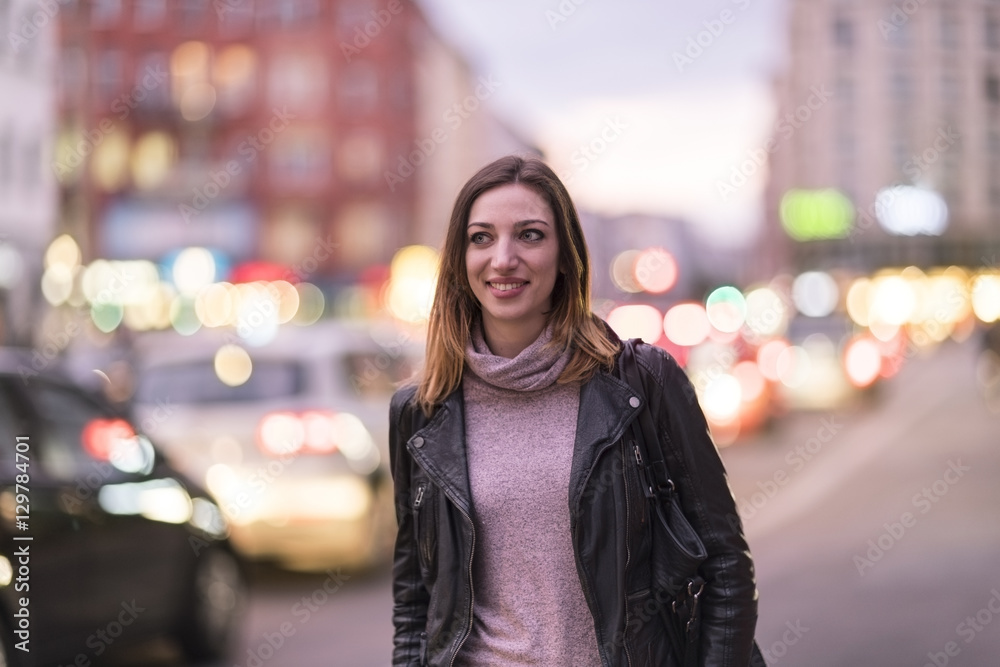 Foto Stock Young woman going out in the city | Adobe Stock