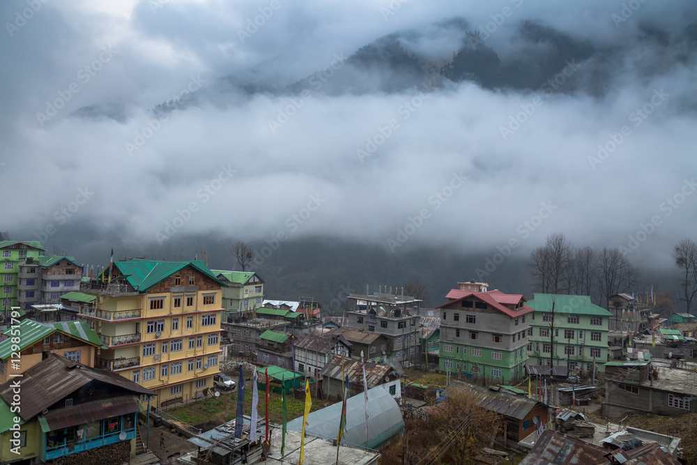 Foto de Himalayan town Lachen North Sikkim on a foggy winter morning ...
