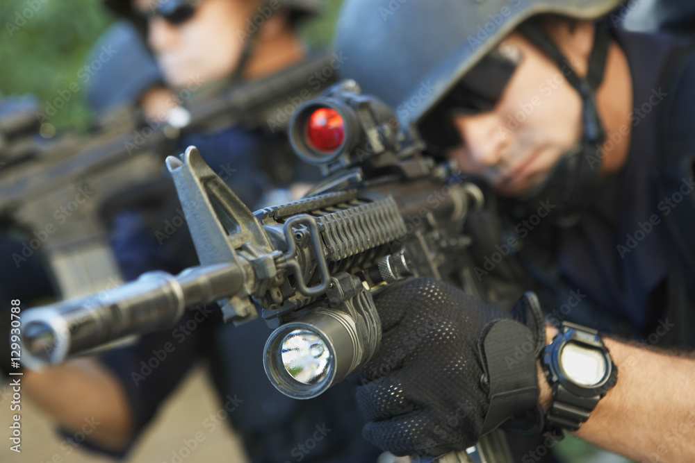 Closeup of policeman aiming guns Stock 写真 | Adobe Stock