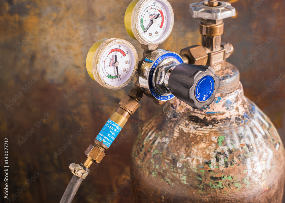 Reducer with pressure gages on the oxygen tank, By attaching a devive ...