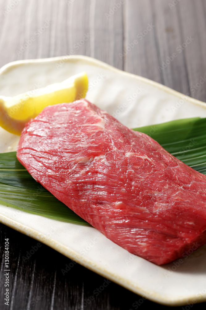 牛もも肉 Cow thigh meat Stock 写真 | Adobe Stock