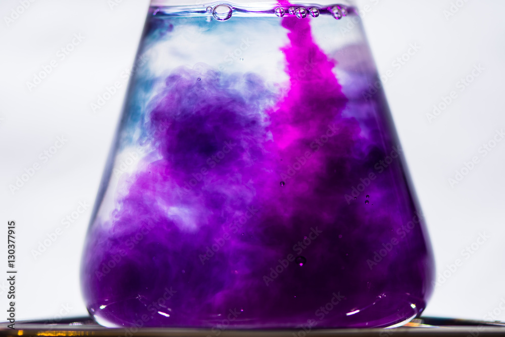 Foto de Initial color change in chemical chameleon reaction. Intense ...