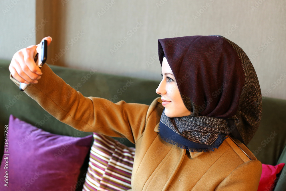 Foto De Beautiful Young Muslim Women Make Selfie Do Stock Adobe Stock