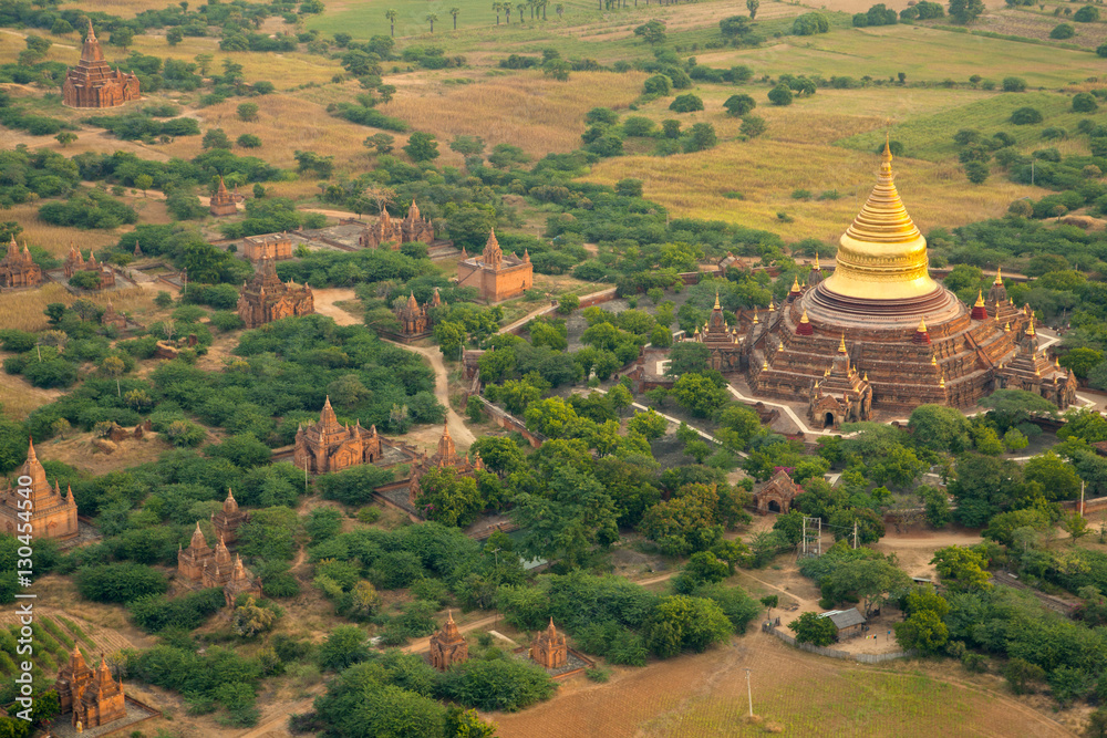 Foto de Aerial view of the ancient city of Bagan where more than 2200 ...