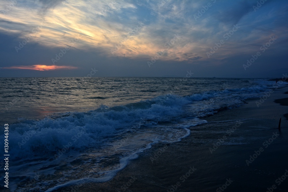 Wellen am Strand am späten Abend nach Sonnenuntergang Stock Photo ...