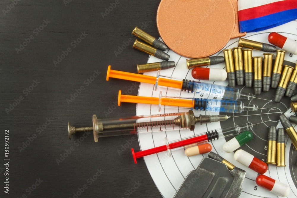 Fotografia do Stock: Syringe and medals. Doping in shooting sport ...