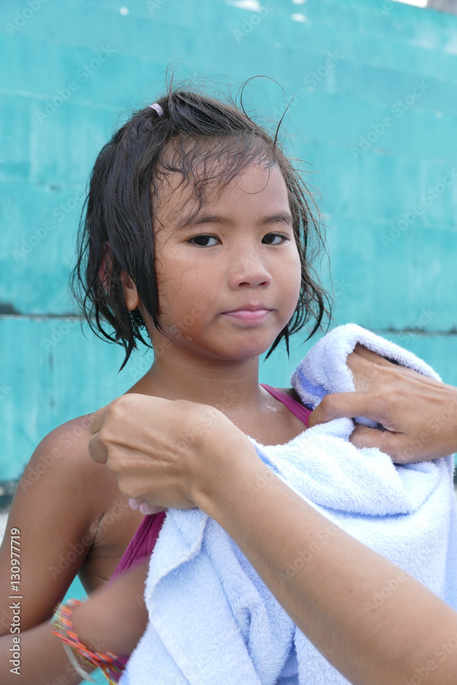 Asian little girl with wet hair from swimming foto de Stock | Adobe Stock
