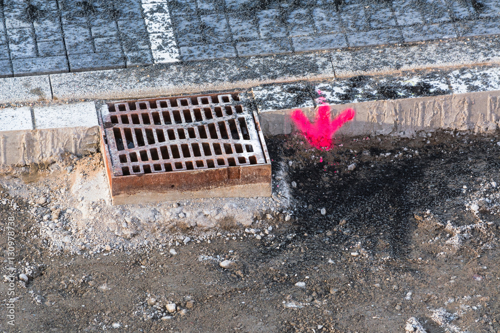 Gulli und Rinnstein im Betonfundament. Stock-Foto | Adobe Stock
