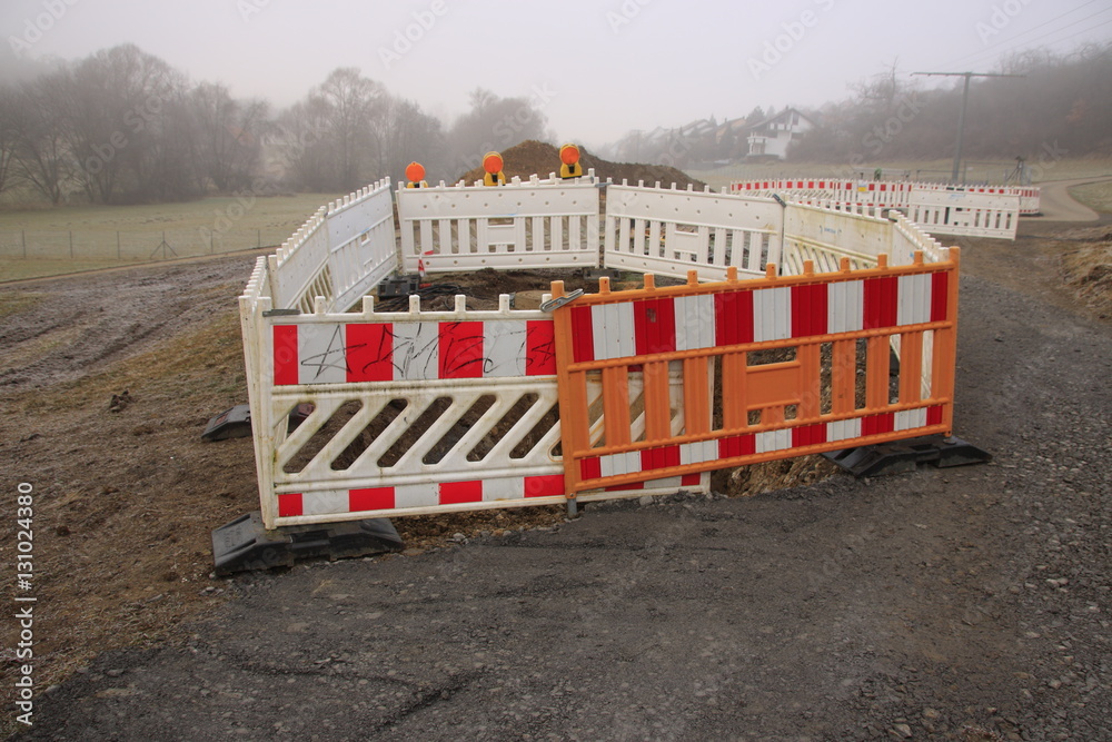 Absichern einer Baustelle mit Warnschranken Stock Photo | Adobe Stock