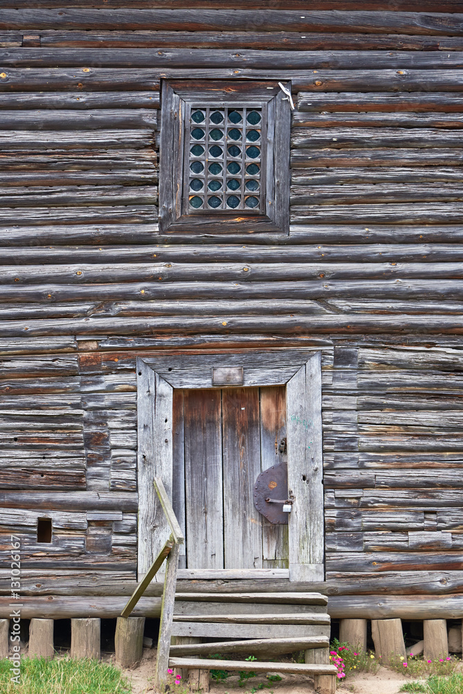 Facade of an old rickety wooden building foto de Stock | Adobe Stock