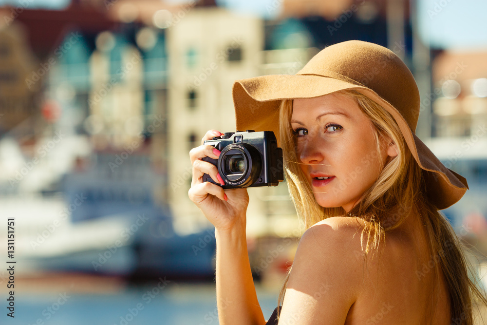 Beautiful elegant woman taking pictures with camera foto de Stock ...