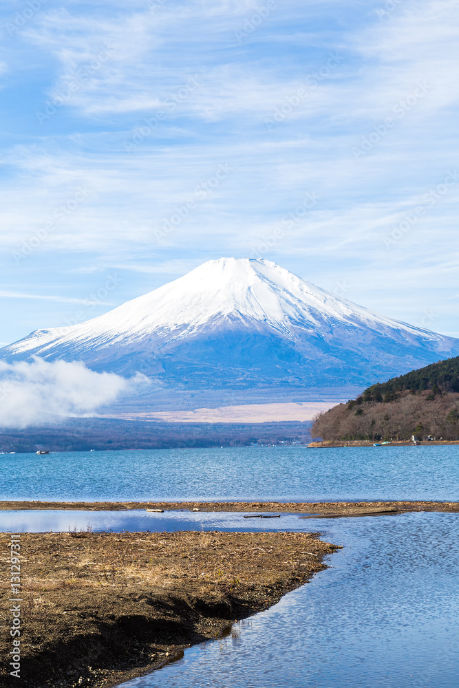 Mt.Fuji and Lake Yamanakako.The shooting location is Lake Yamanakako ...