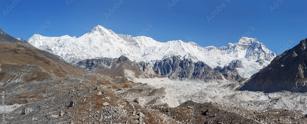 The ridge Mahalangur Himal. Cho Oyu and Guachung Kang on background ...