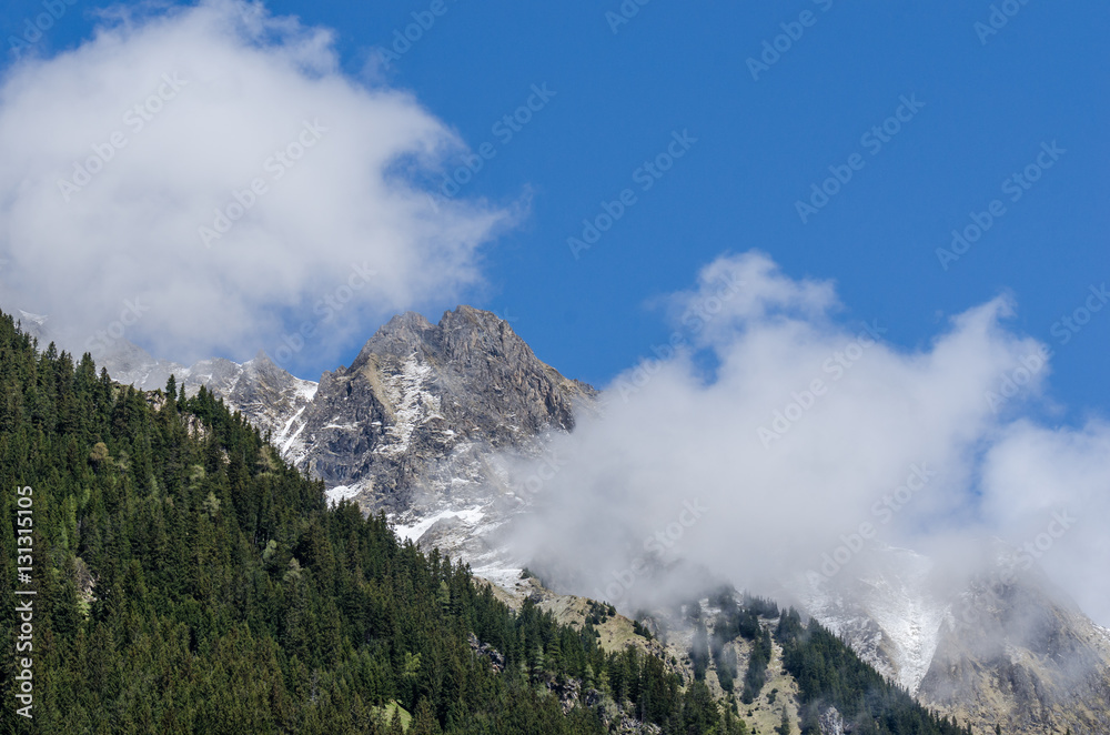 verschiedene berge mit wolken Stock-Foto | Adobe Stock