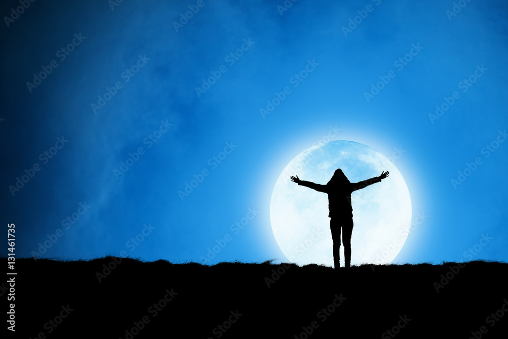 Foto Stock Girl watching the Moon. | Adobe Stock