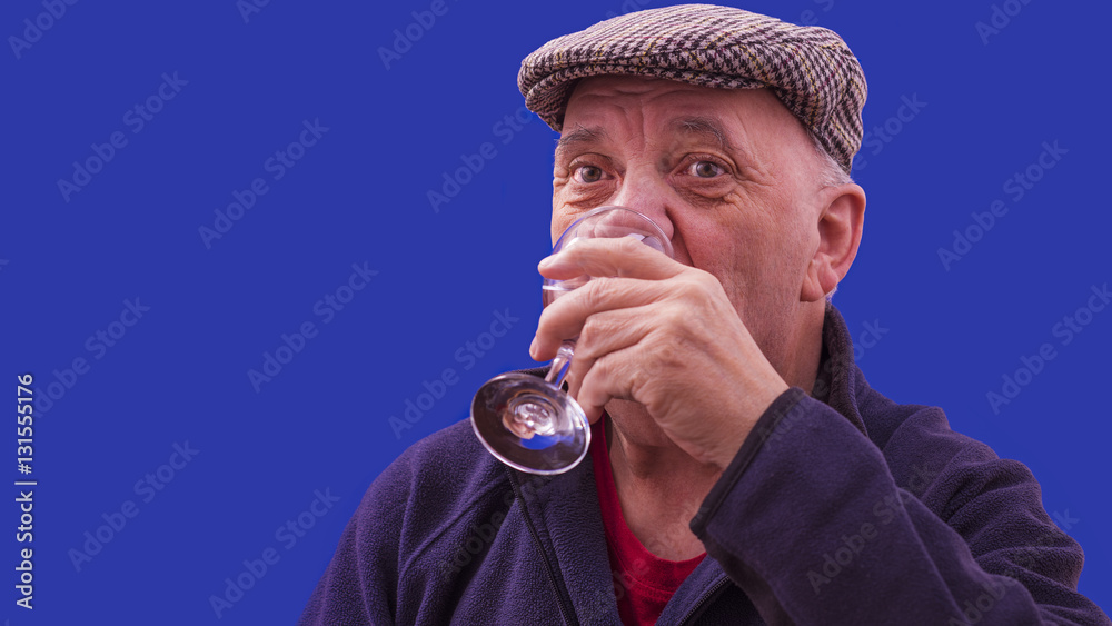 homme qui boit un verre d'eau sur fond bleu Stock Photo | Adobe Stock