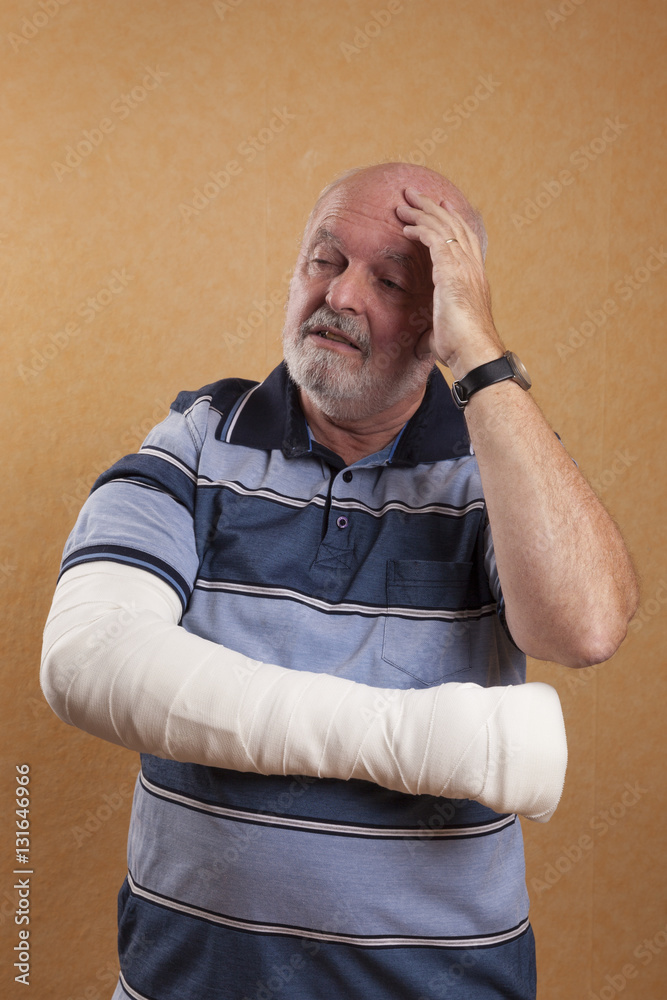 Senior mit Gipsarm und Schmerzen Stock-Foto | Adobe Stock