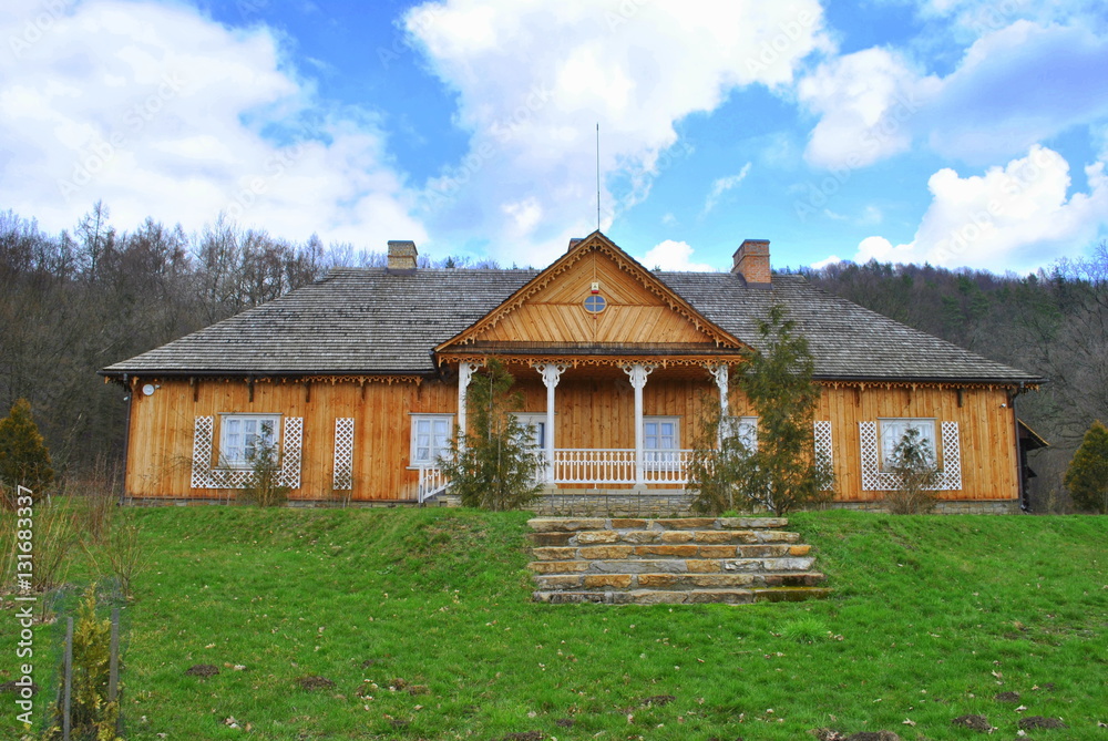 Drewniany polski dworek na wzgórzu Stock Photo | Adobe Stock