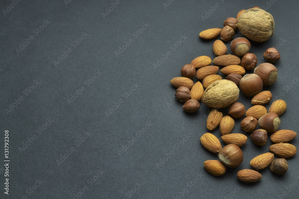 Foto Stock Nuts loose on a black background. Walnuts, almonds and ...