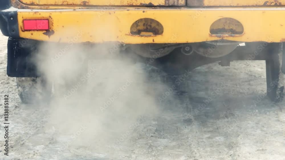 Exhaust gases from the muffler old running car in the winter. Stock ビデオ ...