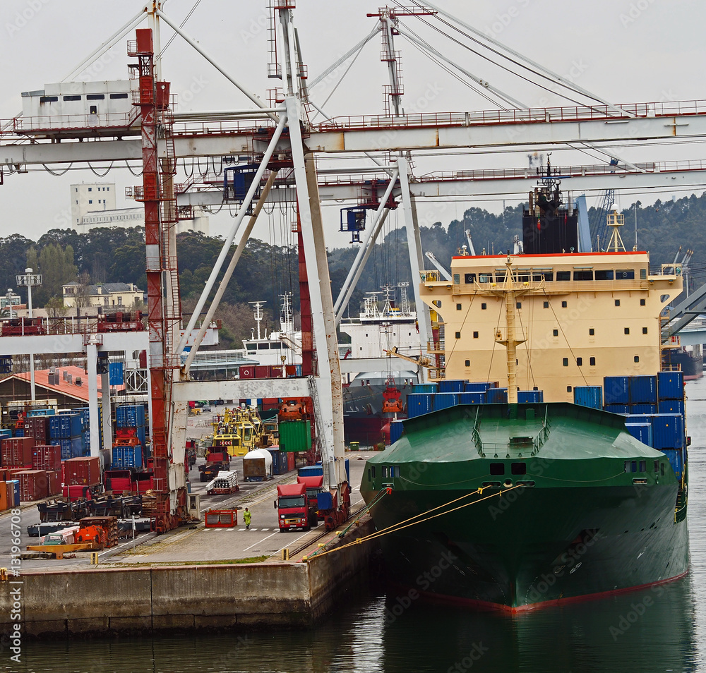 Containerschiff im Hafen beim Beladen Stock-Foto | Adobe Stock