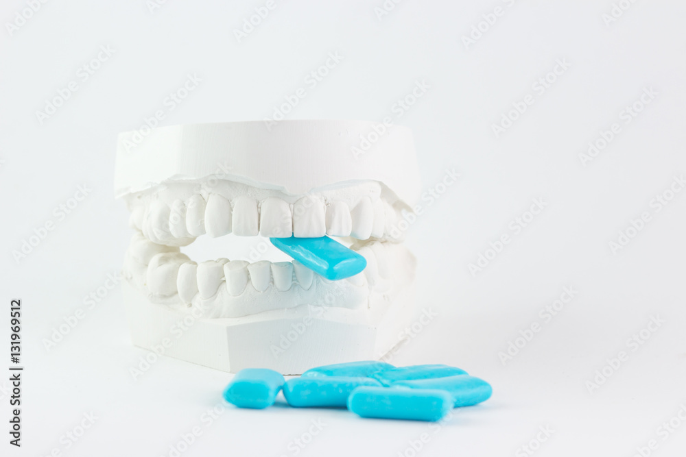 Chewing gum in confetti tra i denti Stock Photo | Adobe Stock