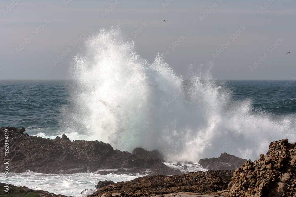 Wave crashing on rocky shore Stock-Foto | Adobe Stock