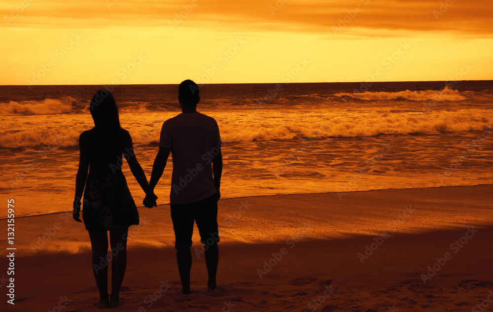 Liebespaar Hand in Hand am Strand bei Sonnenuntergang Stock-Foto ...