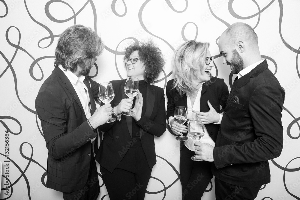 Gruppo di ragazzi che festeggiano e brindano in allegria Stock Photo ...