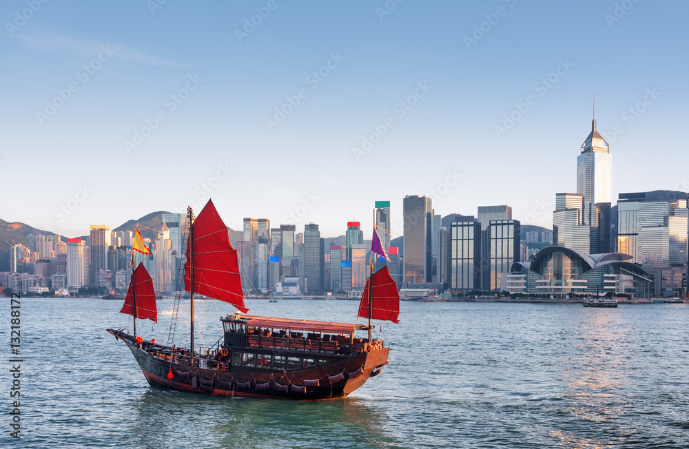 Traditional Chinese wooden sailing ship with red sails Stock-Foto ...