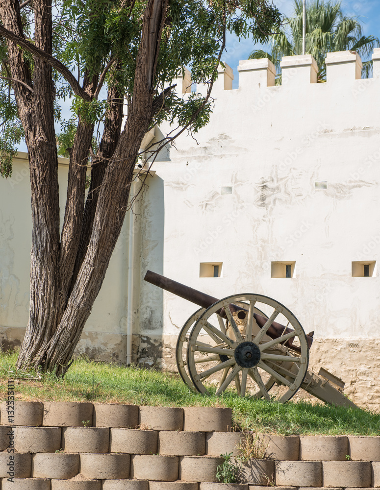 historische Kanone vor der alten Feste, Windkuk, Namibia Stock-Foto ...