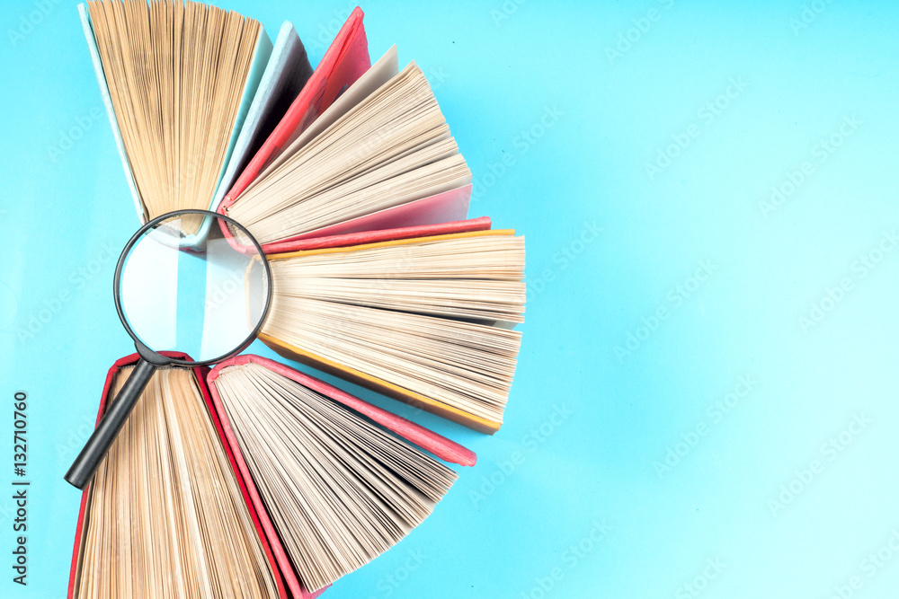 Top view of bright colorful hardback books in a circle. Stock-Foto ...