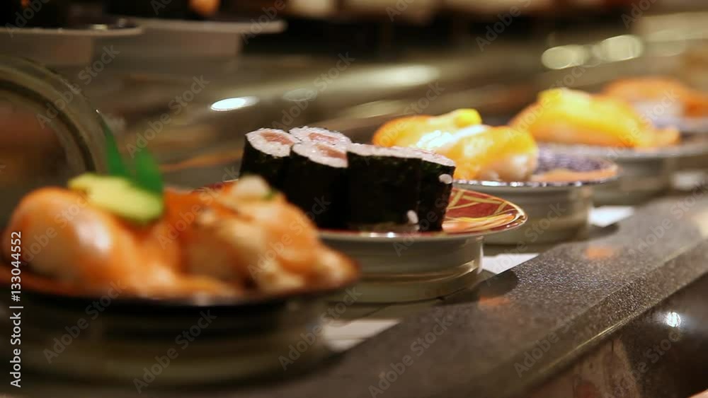 Vídeo do Stock: Conveyor belt sushi or rotating sushi in a Japanese ...