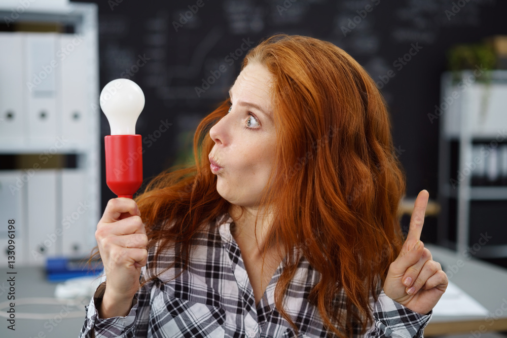 frau hat einen geistesblitz Stock-Foto | Adobe Stock