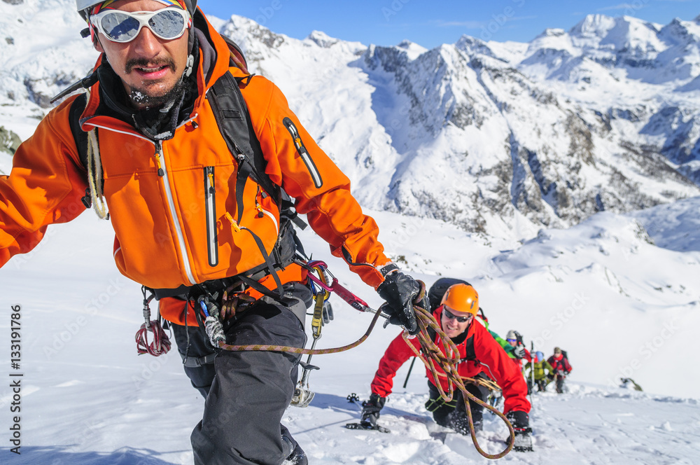 Bergführer mit Seilschaft im Aufstieg im Schnee Stock-Foto | Adobe Stock
