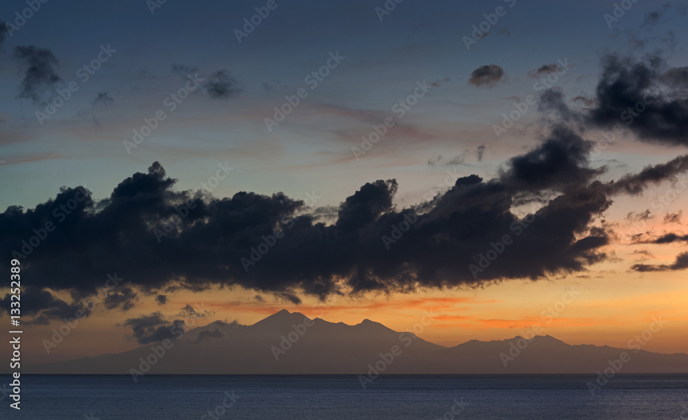 Foto de Sunrise Over Lombok Island, Indonesia. A dramatic sunrise over ...