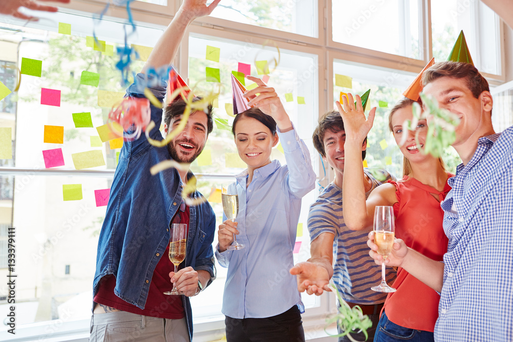 Studenten von Start-Up feiern Erfolg Stock Photo | Adobe Stock
